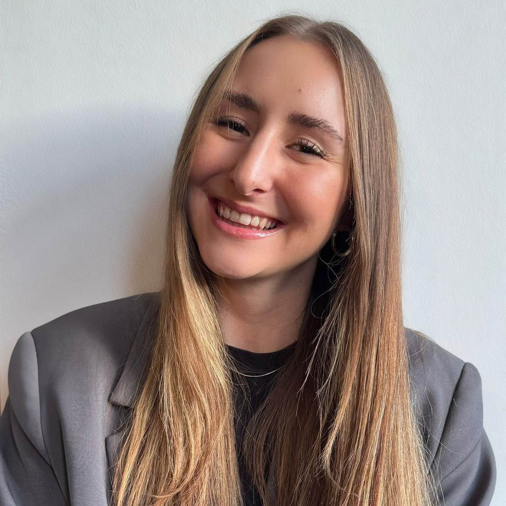 Laura Tebbe - Mode & Designmanagement - AMD Akademie Mode & Design | XING