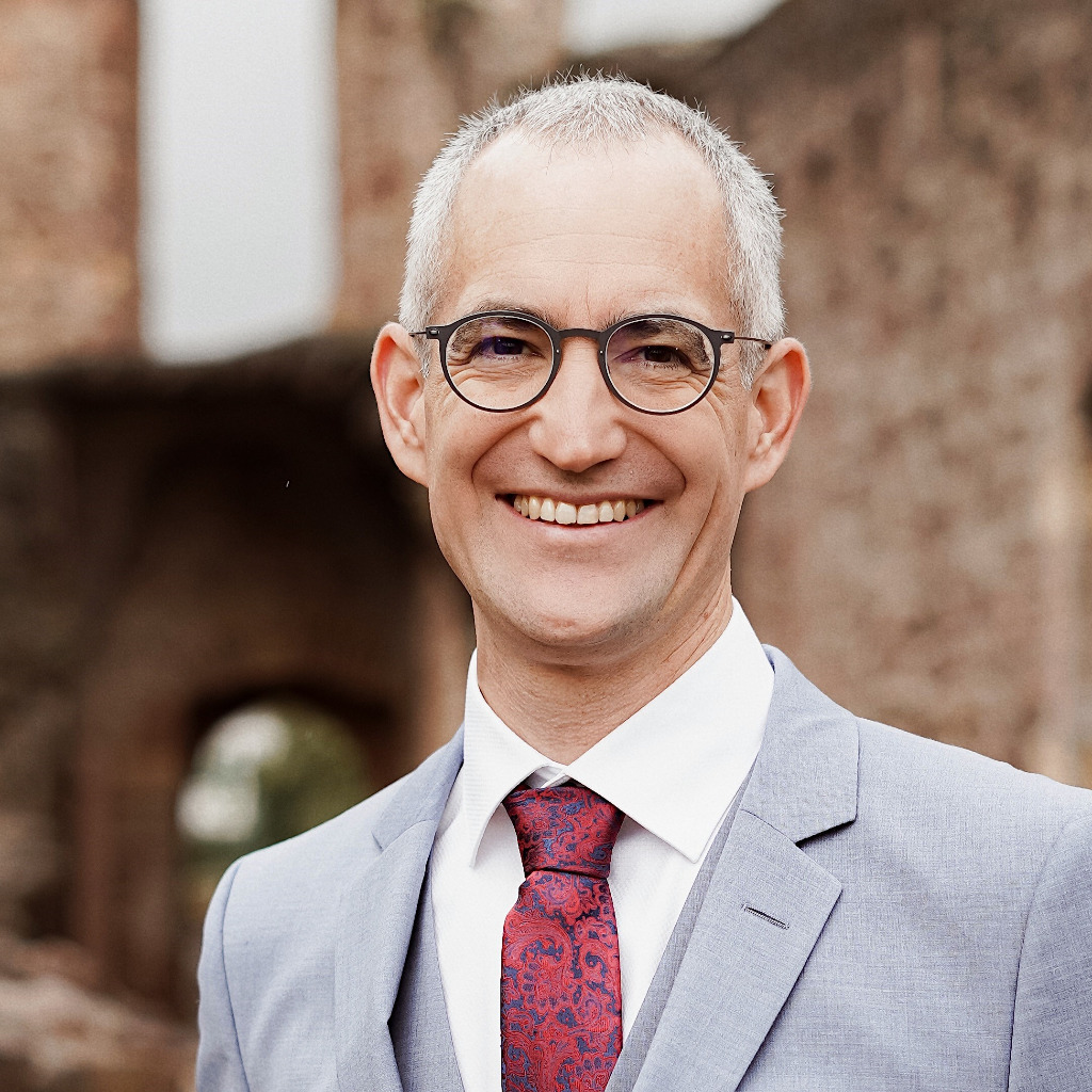 Dr. Frank Becker - Manager Strategic Development - GSI Helmholtzzentrum ...