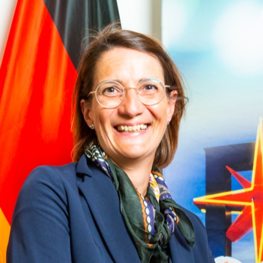 Michaela Rüsche - Teamassistenz Unternehmenskommunikation - MERKUR ...