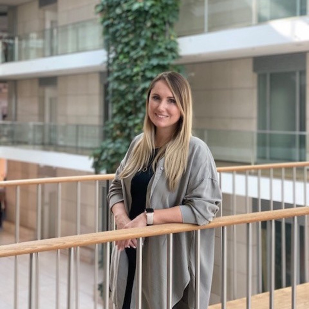 Julia Komor - Referentin Sales Accounting - E.ON | XING