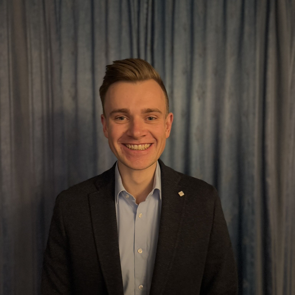 Tom Behrends - Assistenz der Geschäftsführung - System Wohnungsbau- und ...