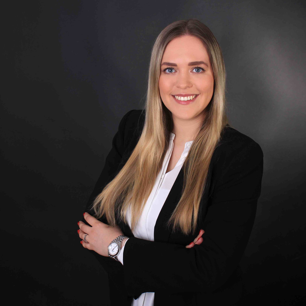 Julia Rossi - Produkt Strategie und Portfoliomanagement Digitale ...