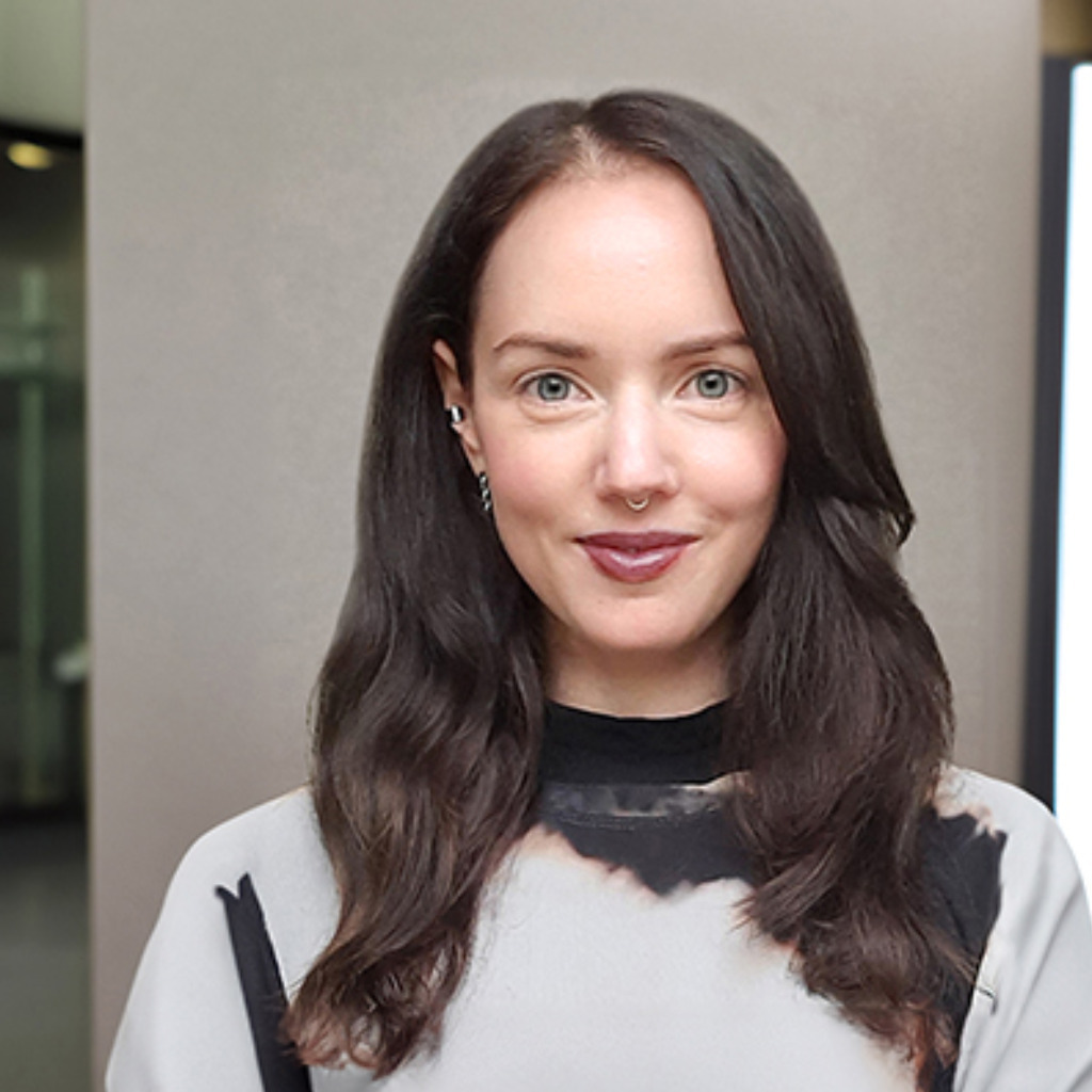 Annika Jörges - Senior Graphic Designer / High-End Retoucher - AJ ...