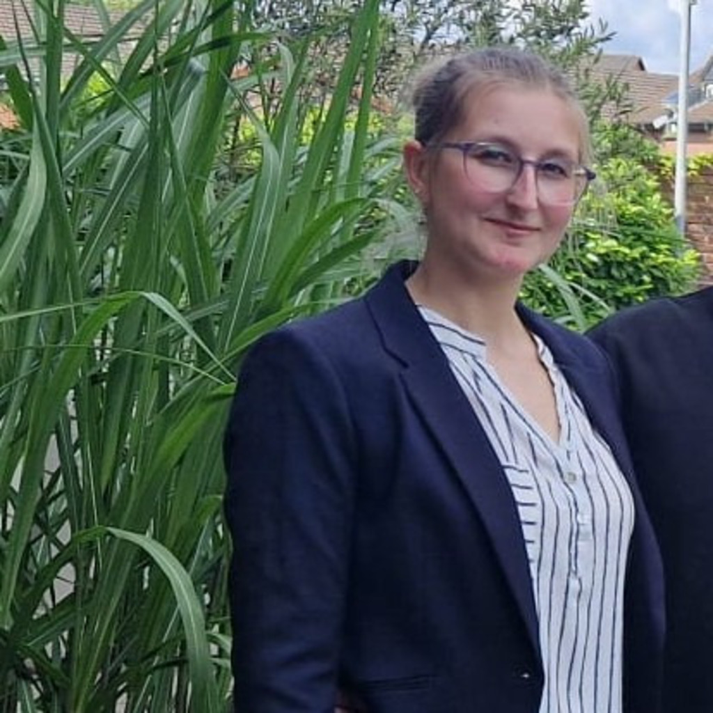 Laura Weichert - Floristin - Blumen schneitler | XING