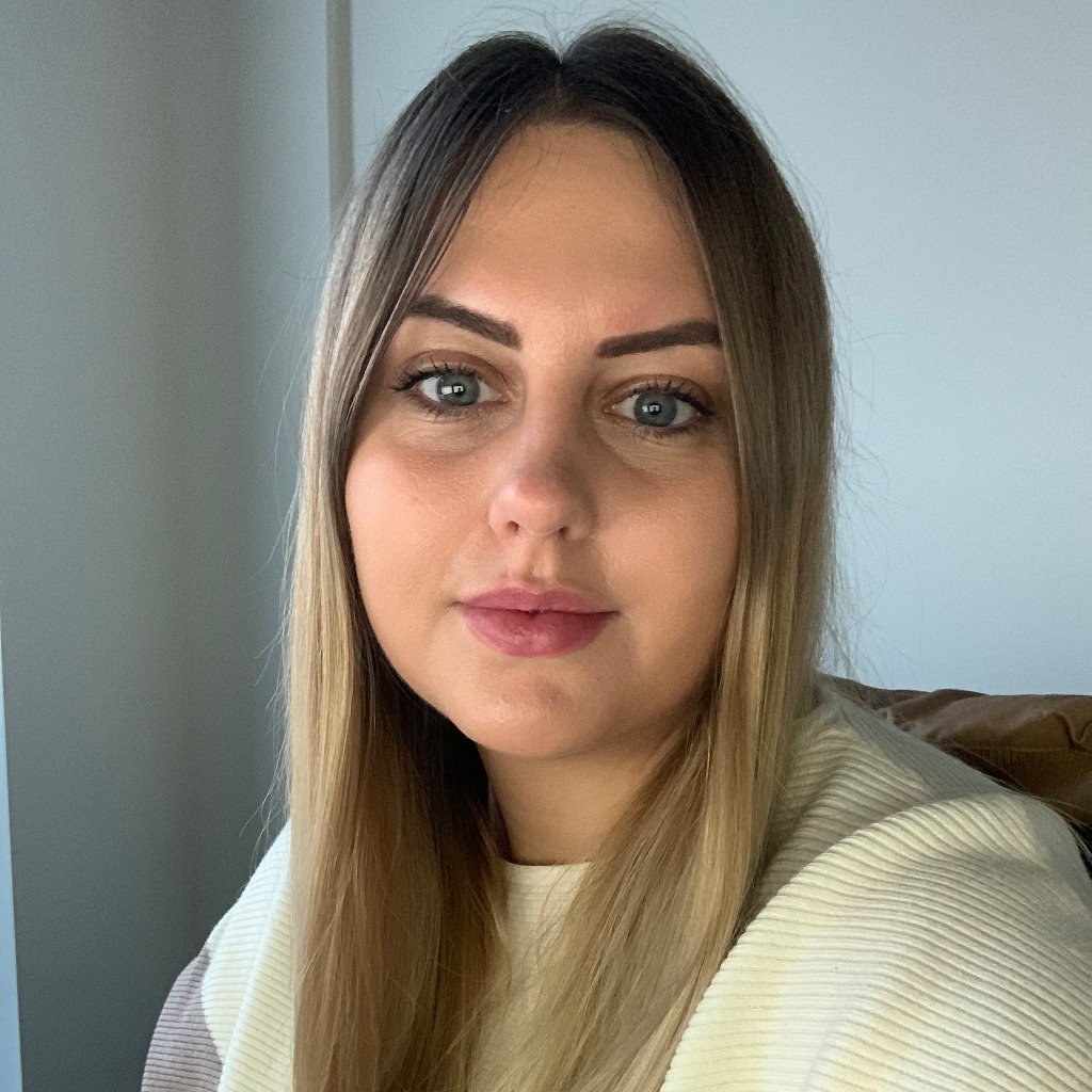 Stefanie Bormann - Expertin Kundenbetreuung - Mercedes Benz Bank ...