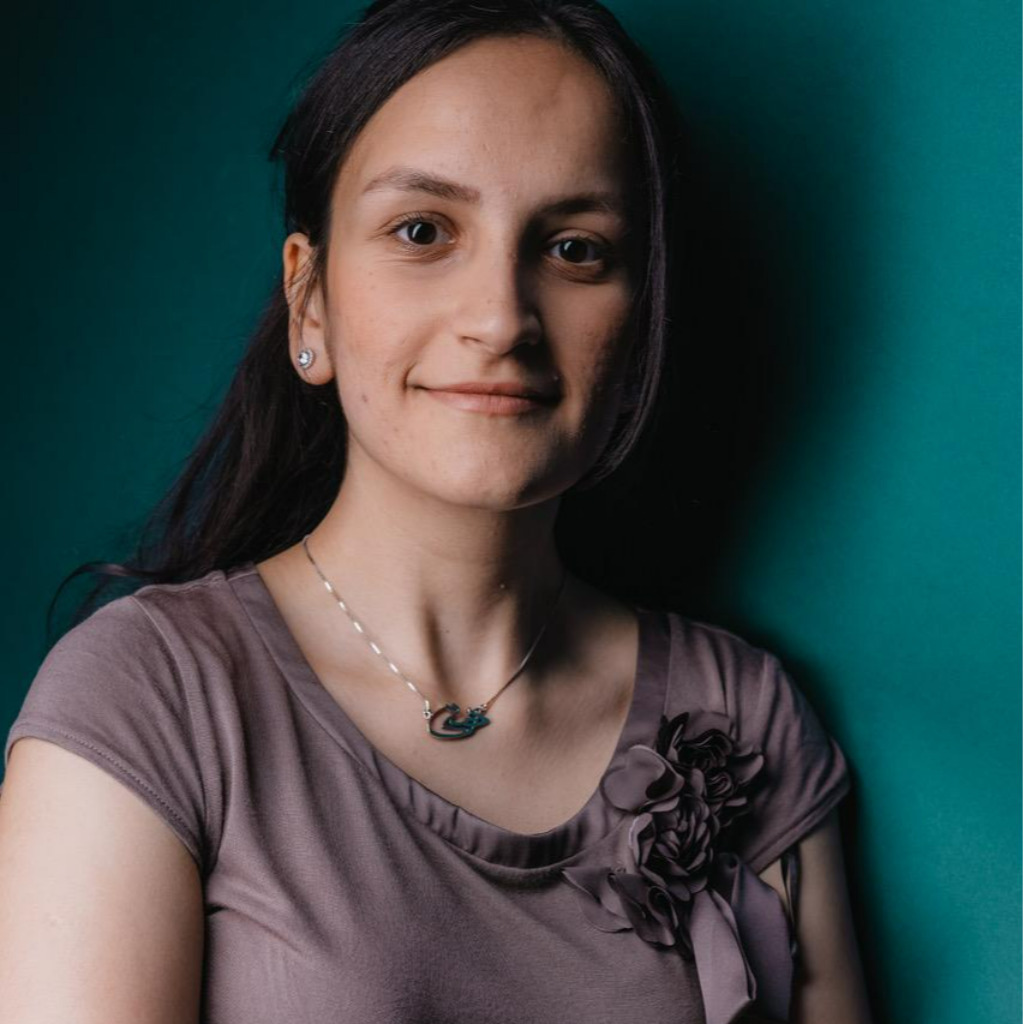 Hasti Razavinazem - Werkstudent im Materials Engineering - Siemens ...