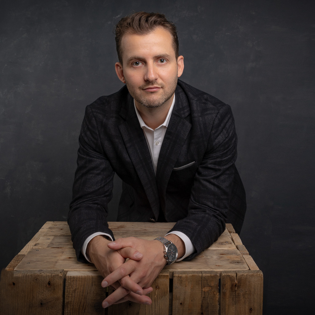 Daniel Becker - Director / Executive Search & Interim Management ...