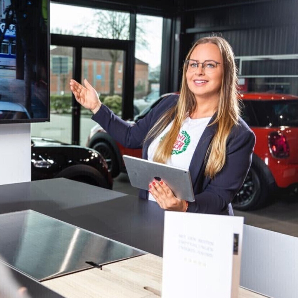 Sarah Ottens - Mini Exclusiv Verkäuferin Neue und Gebrauchte Automobile ...