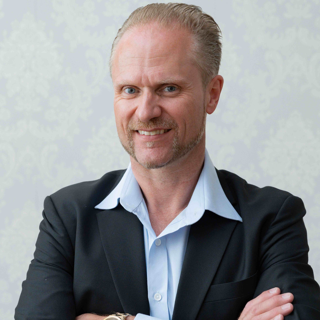 Manuel Moser - Senior Financial Editor / Director - Bank Julius Bär | XING