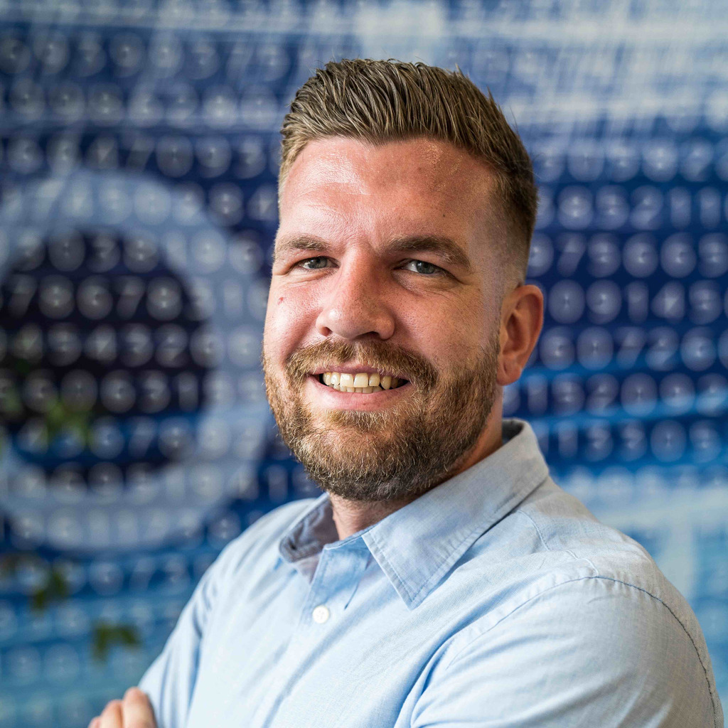 Dennis Schmidt - Mitarbeiter Marketing - api Computerhandels GmbH | XING