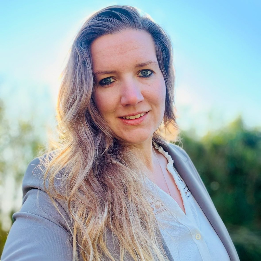 Ezra Lambers - Leiterin Marketing & Kommunikation - MKG ERP | XING