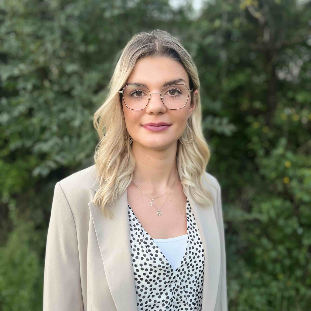 Lisa Schulz - Referentin Clusterleitung - Helios Versorgungszentren ...