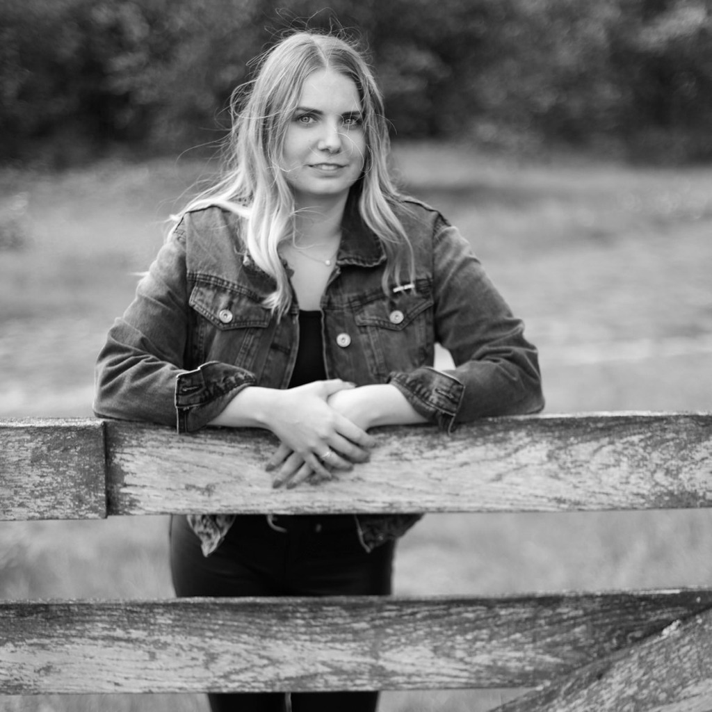 Julia Weingarten - Bürokauffrau - Katholische Karl-Leisner ...