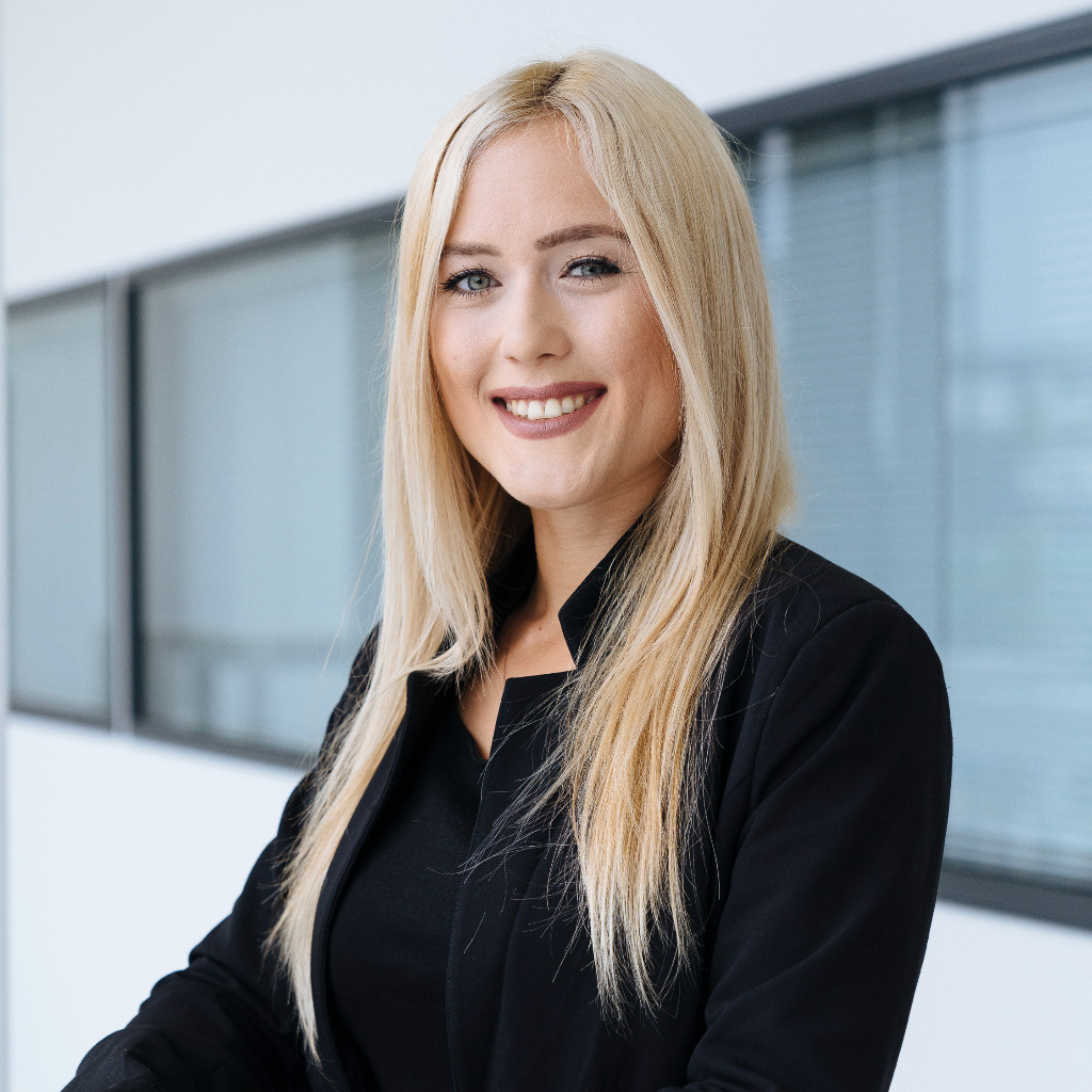 Dr. Franziska Hacker - Senior Associate - PwC Deutschland | XING