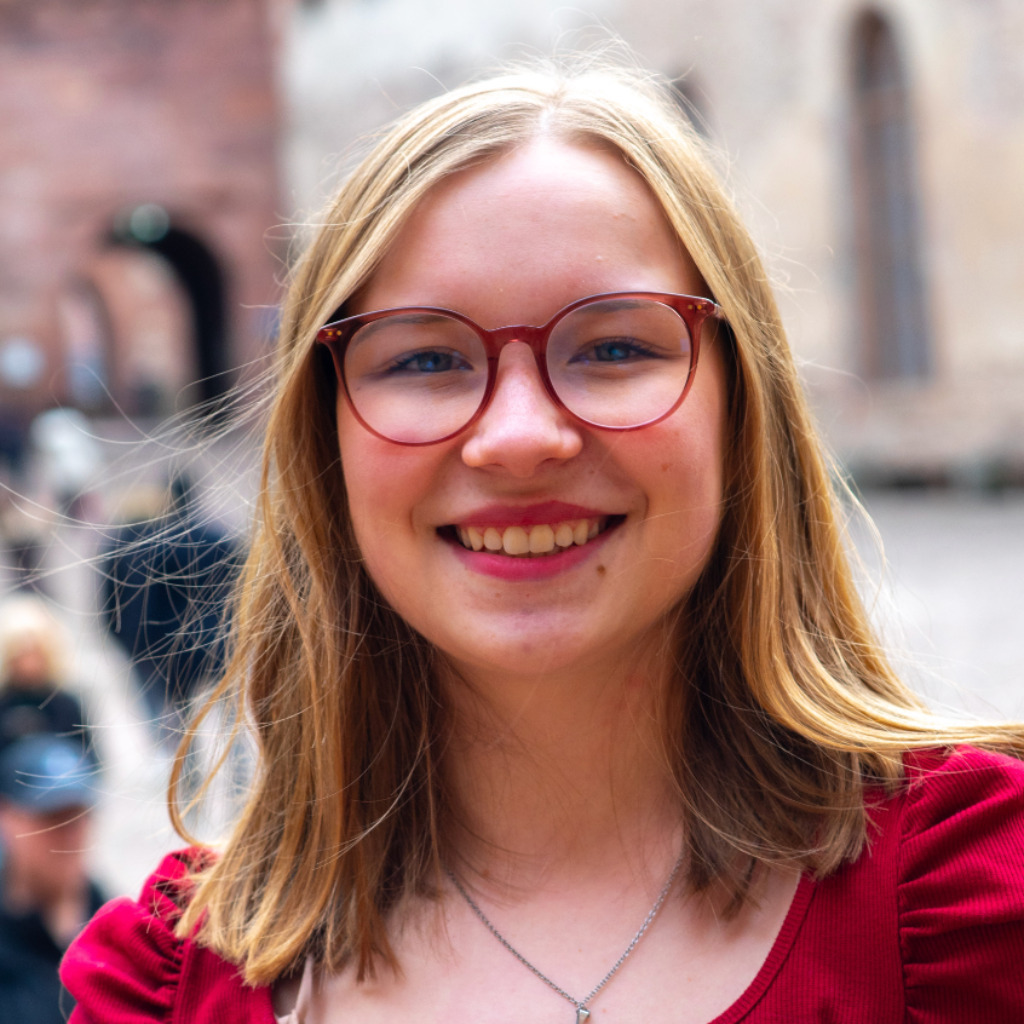 Amelie Mattern - Film Director/ Editor - Siegersbusch Film | XING