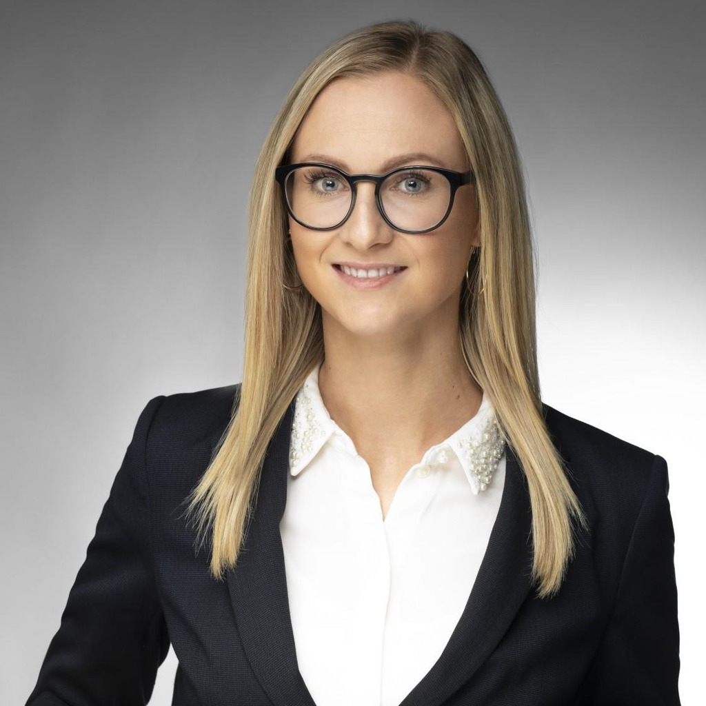 Julia Schluchter - Junior Professional Regelungsmanagement - Schwarz ...
