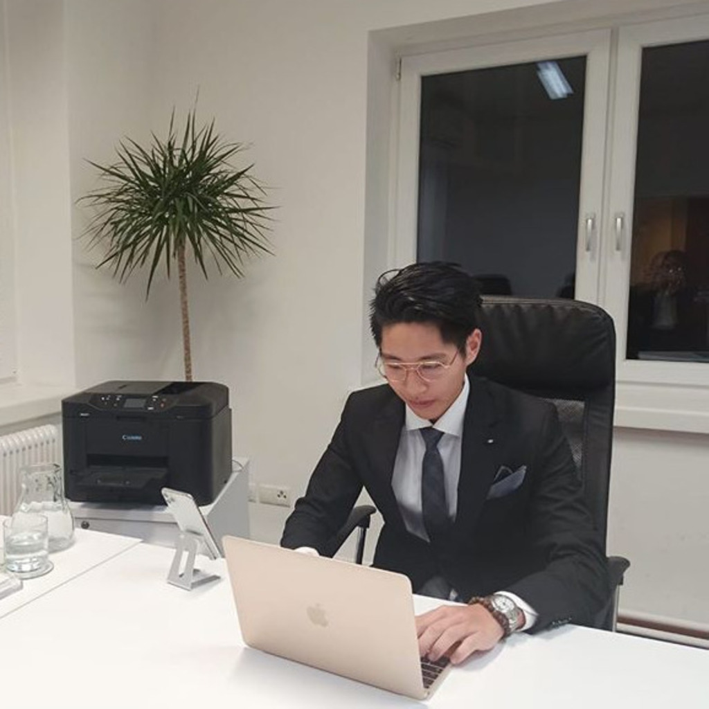 Viet Ngo Vermittler Finazbranche EFS Euro Finanz Service