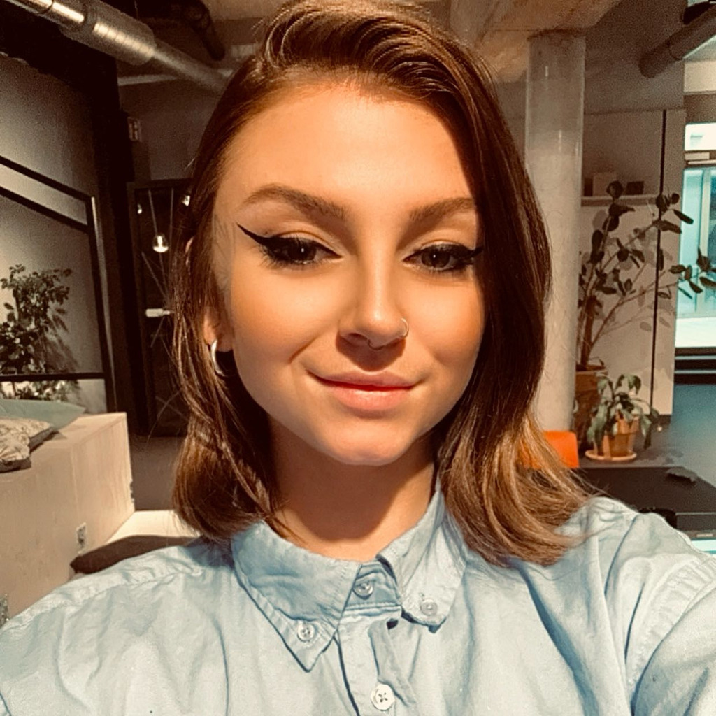 Vivien Horvat - Financial Consultant / UGC Content creator ...