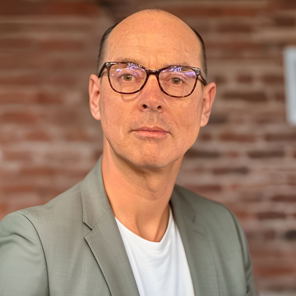 Peter Lewis - Director of Planning and Logistics - Threads DGT Trading ...