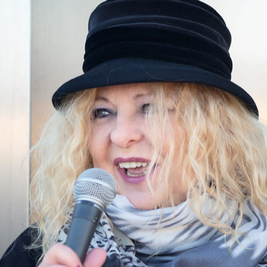 Angie Pop - Angela C. Popp - Voice-overArtist, Autorin, Moderatorin ...