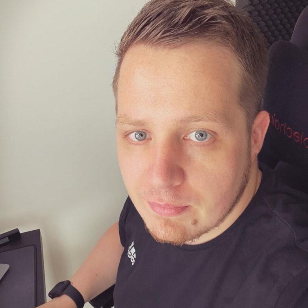 Dennis Hi - Streamer/Influencer - Twitch | XING