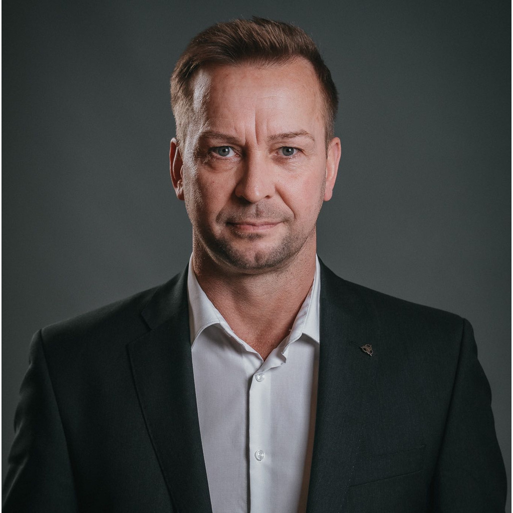 Daniel Müller - — - — | XING