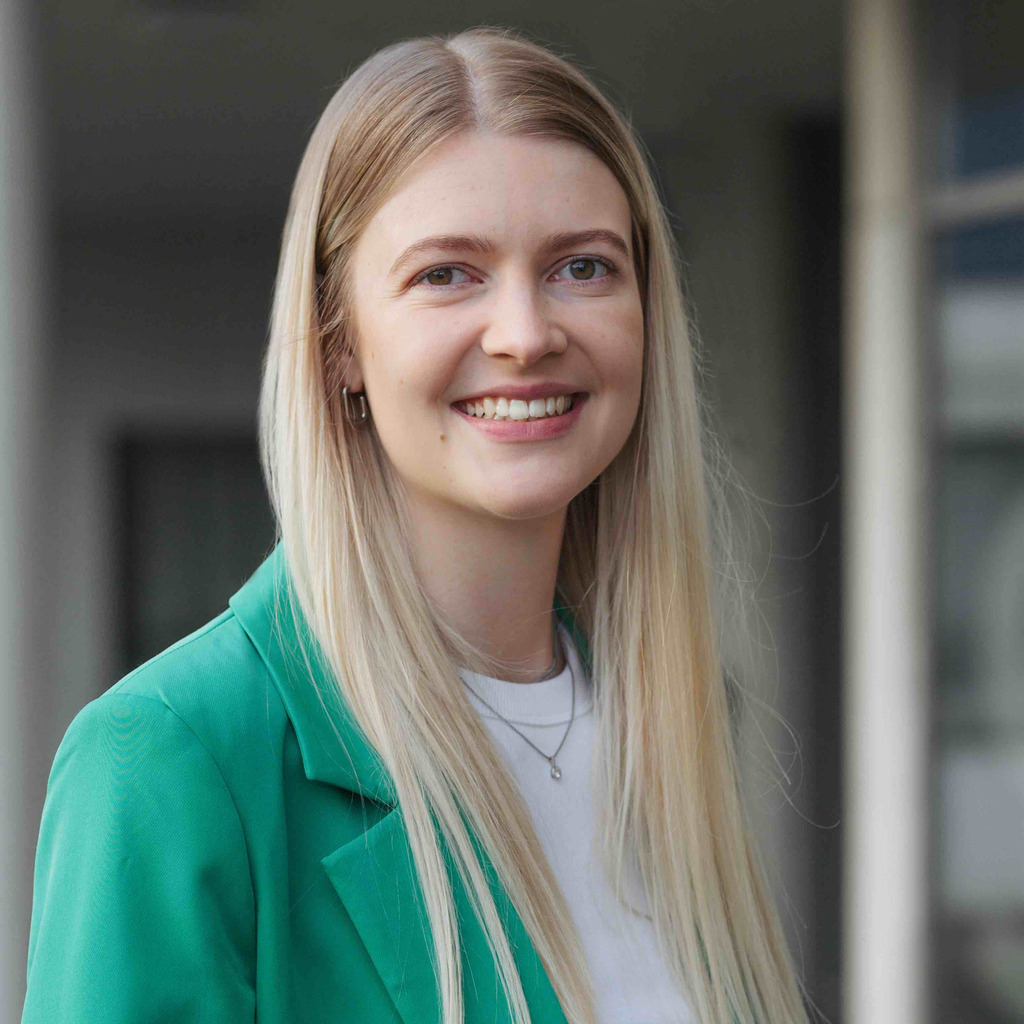 Julia Rüther - Personalreferentin Recruiting - Schlüter Baumaschinen ...