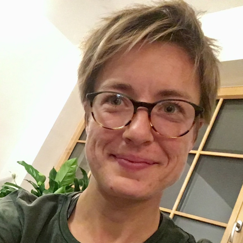 Lara Bauer's Instagram, Twitter & Facebook on IDCrawl