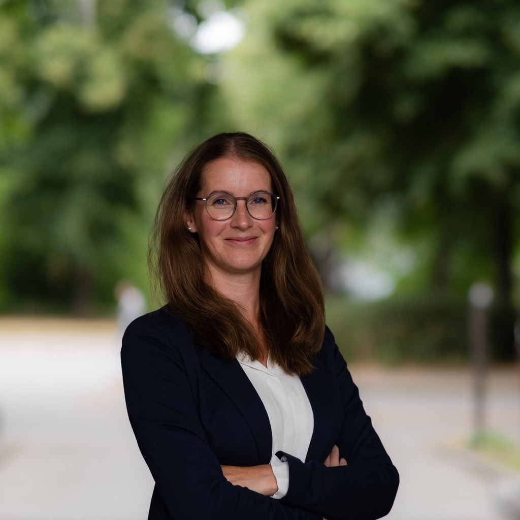 Daniela Schmitz - 6 Bereiche der Immobilienwirtschaft - EBZ Business School | XING