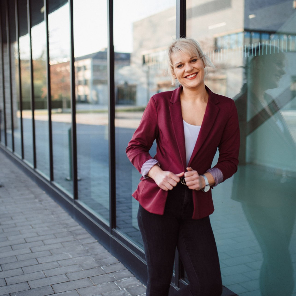 Sahra Basista - Specialist Customer Service National - Deutsche ...