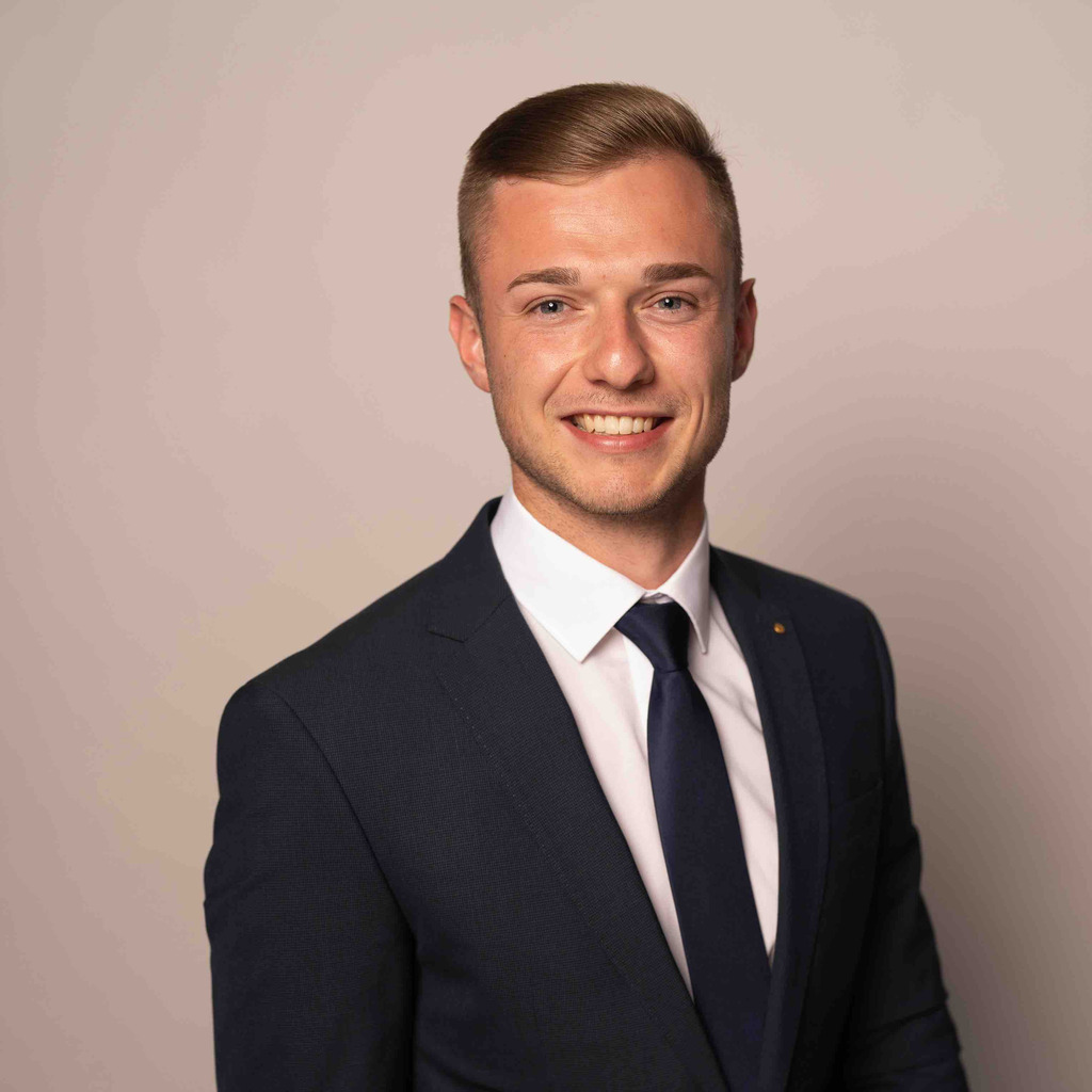 Nicolas Cs - Senior-Berater - tecis Finanzdienstleistungen AG | XING