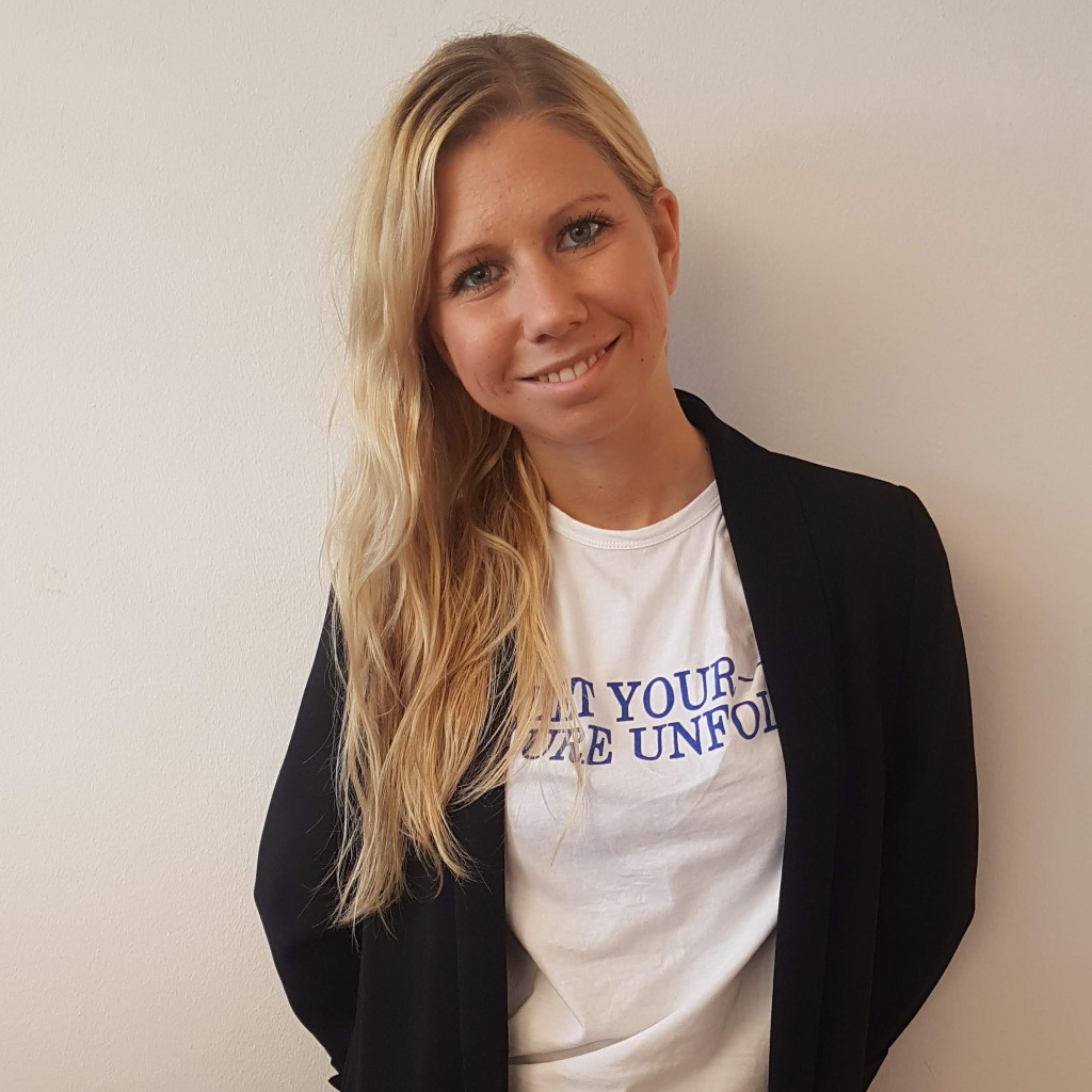 Julia Hefner's Instagram, Twitter & Facebook on IDCrawl