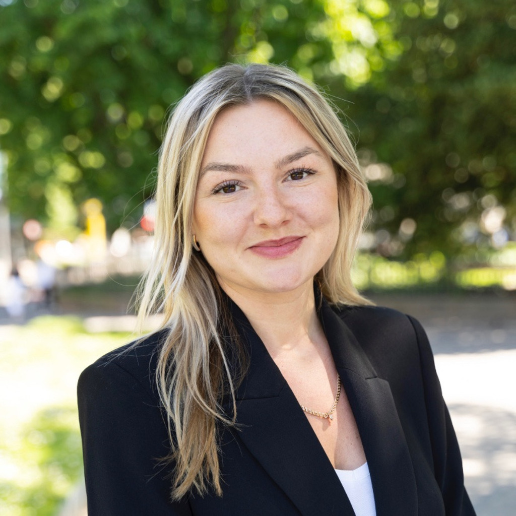 Jennifer Moser [Profiles] • Instagram, Twitter, TikTok | Foller