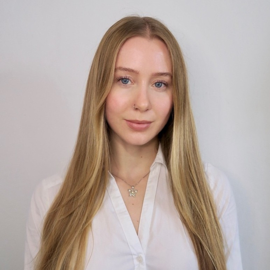 Celine Schröder - Junior Projektmanagerin: Digital Marketing & Talent Management - Mission: M ...