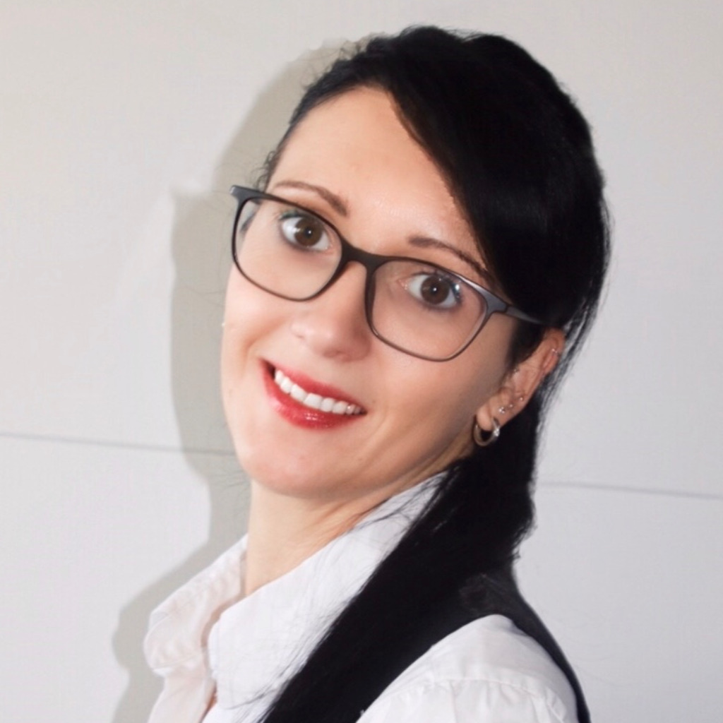 Stephanie Fröhlich - Associate Finance - Mercedes Benz Group Service ...