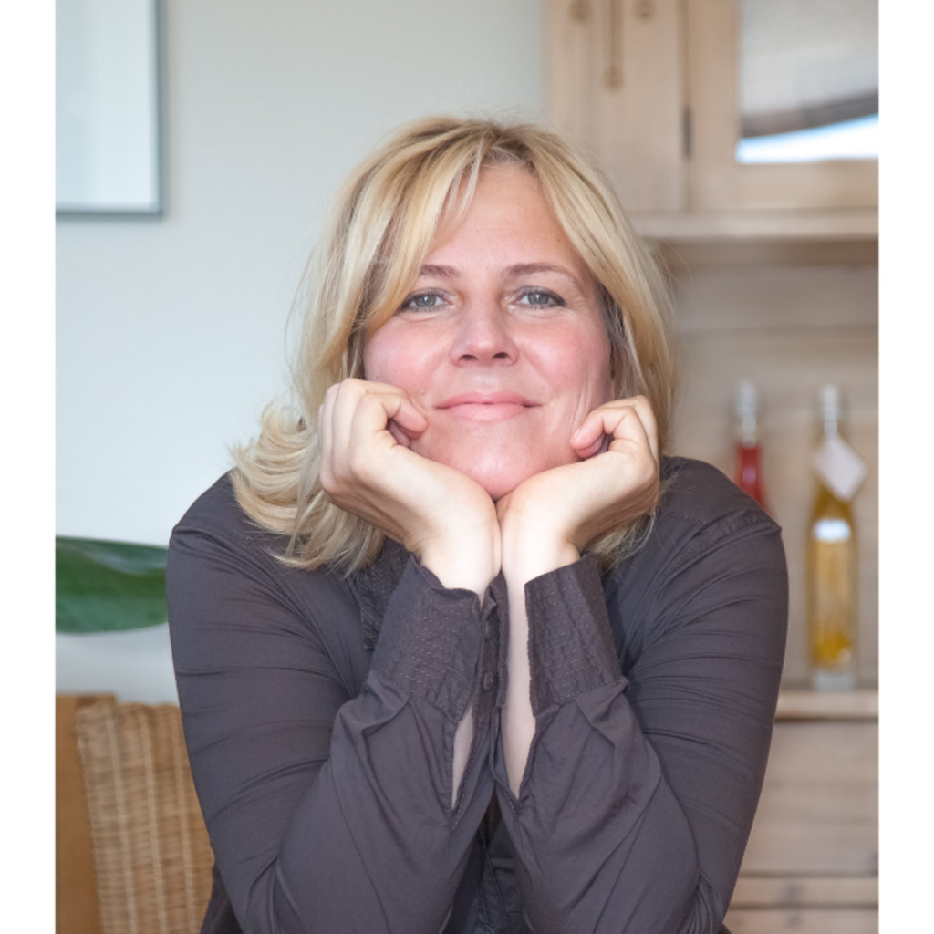 Andrea Russo - Autorin - HarperCollins | XING