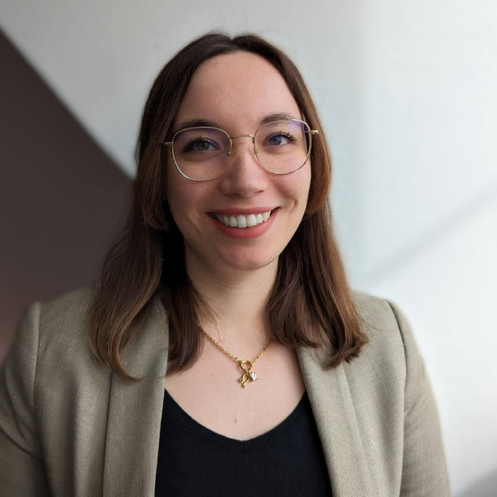 Laura Fischer - Grafikdesignerin in der Unternehmenskommunikation ...