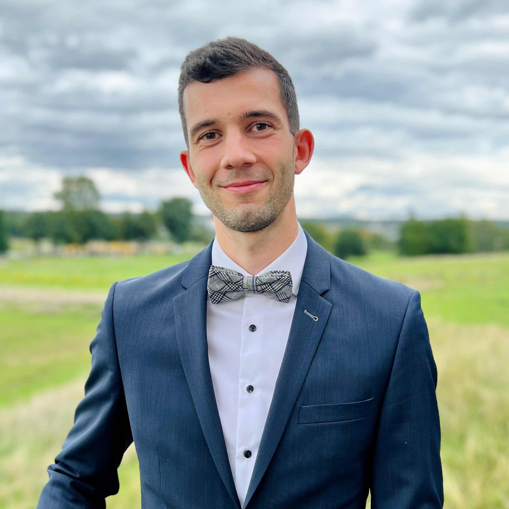 Dipl.-Ing. Richard Thuß - Process Engineer Lithography - AMTC Dresden ...