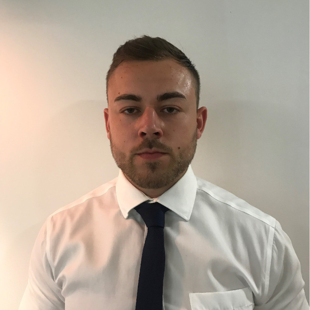 Reece Barnes - regulatory headhunter - Discover International | XING