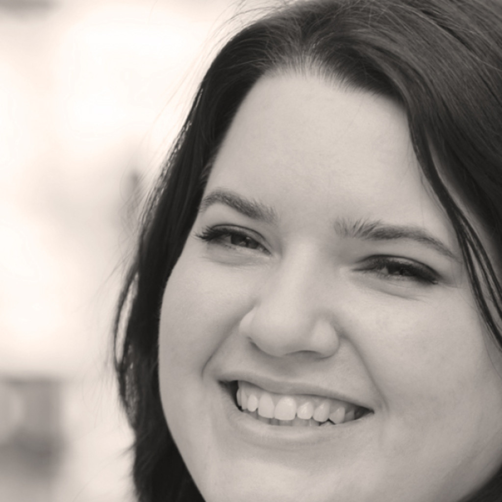 Annika Jürgensen - Mitarbeiterin in der Service Administration - Nikon ...