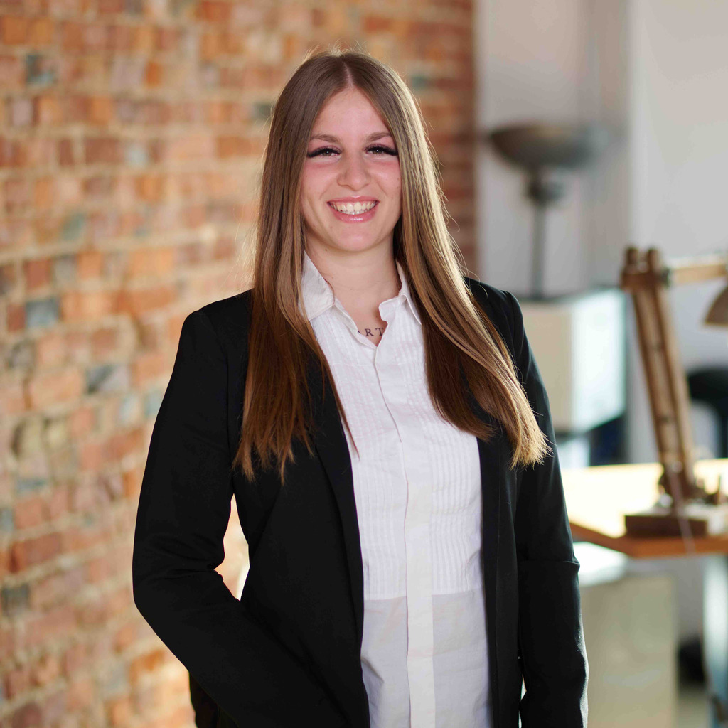 Kira-Louisa Beckmann - Ausbildung zur Kauffrau für Büromanagement ...