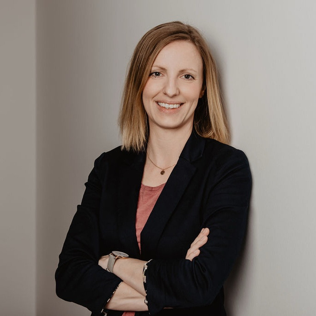 Julia Schwarz - Digital Transformation Management - AKAD University ...