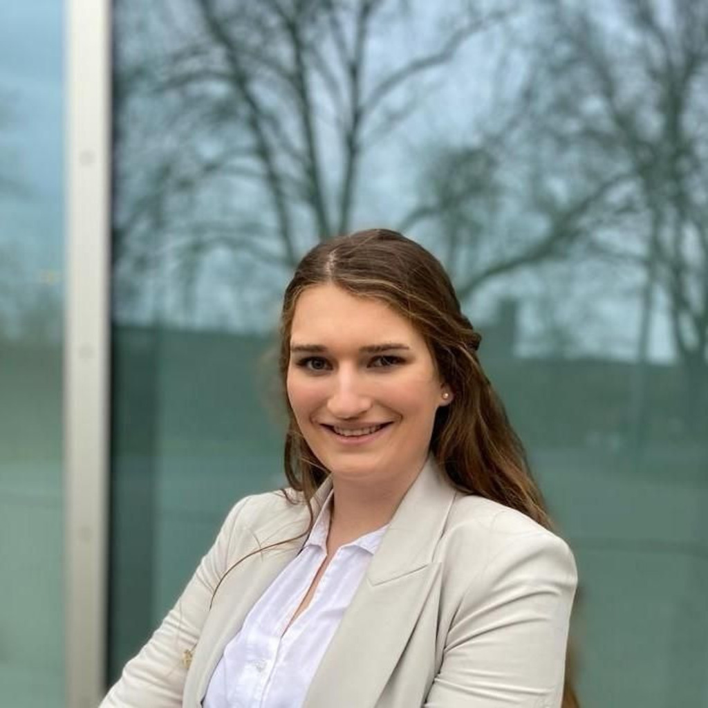 Cheyenne Eckert - Duale Studentin - BWL-Logistikmanagement - Kühne ...