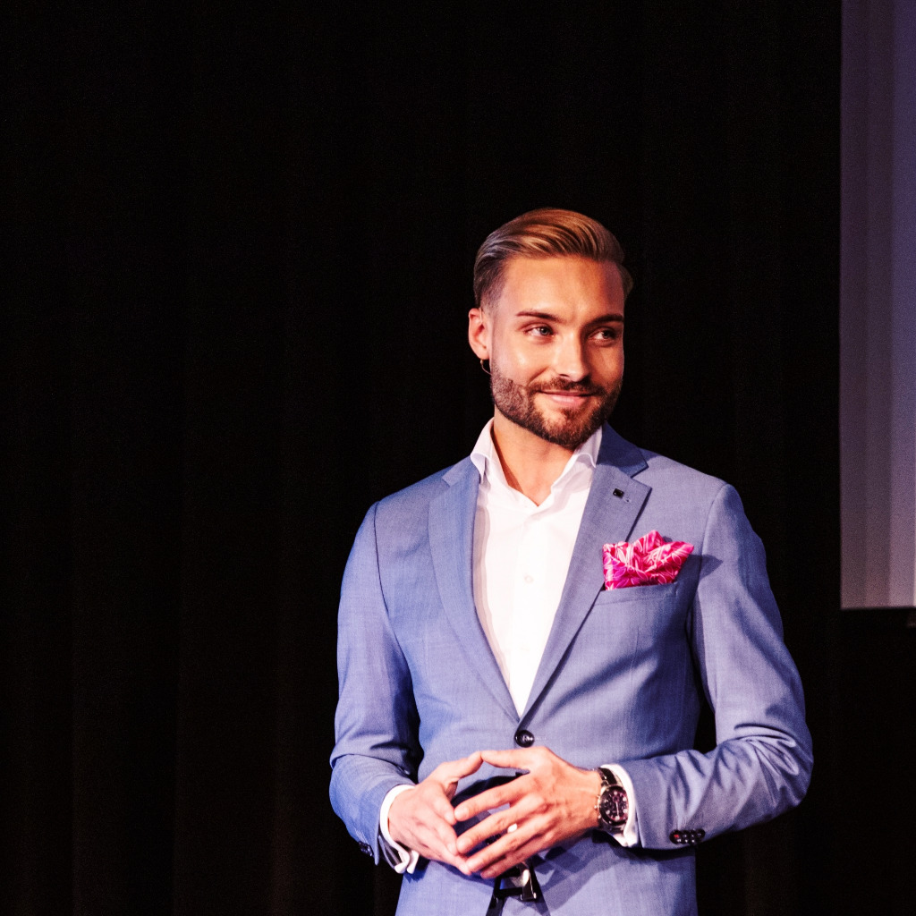 Nicolas D. Peters - Relationship Manager Corporates - Deutsche Bank AG ...