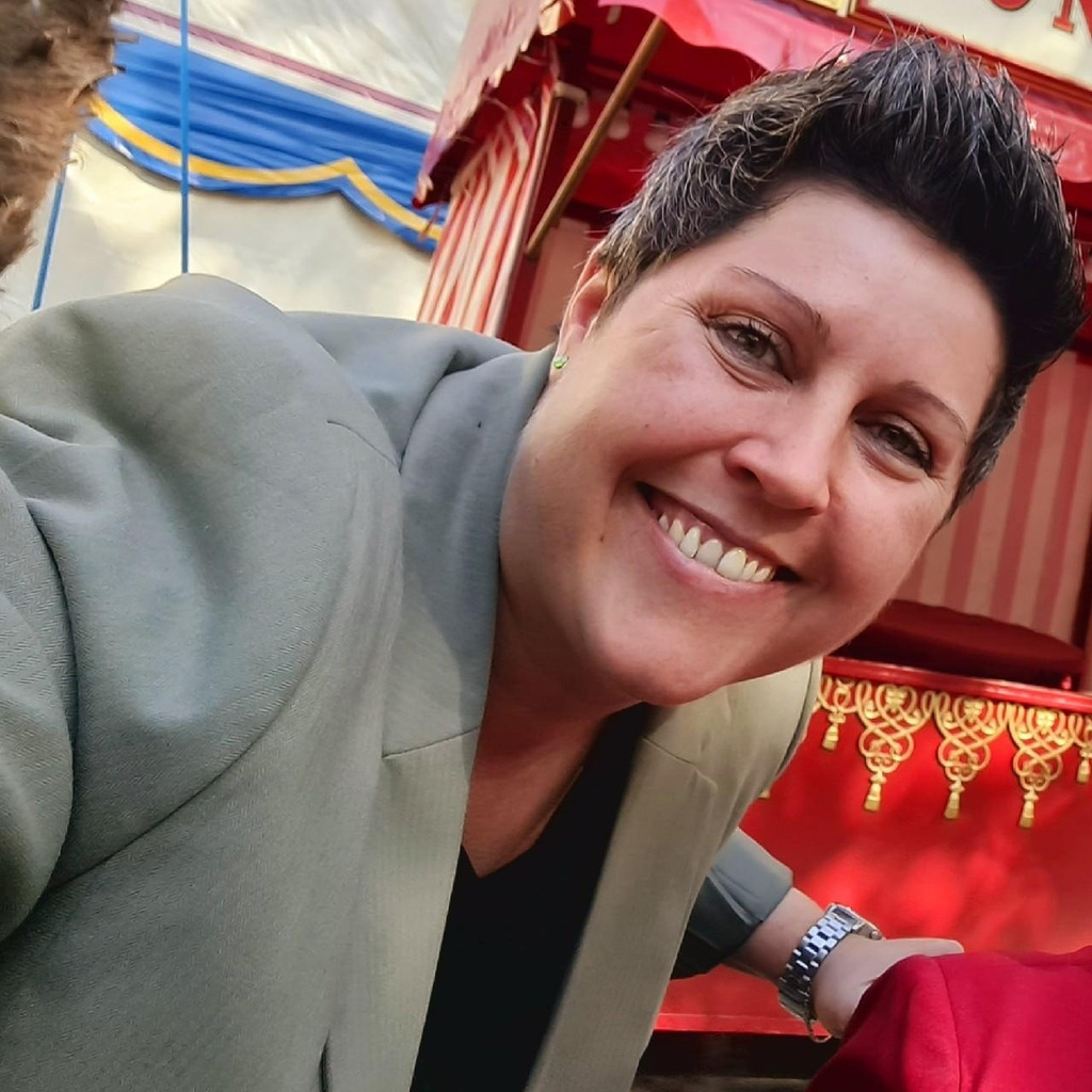 Alexandra Neamtu - Marketing & Communication - FOM Hochschule für Oekonomie & Management | XING