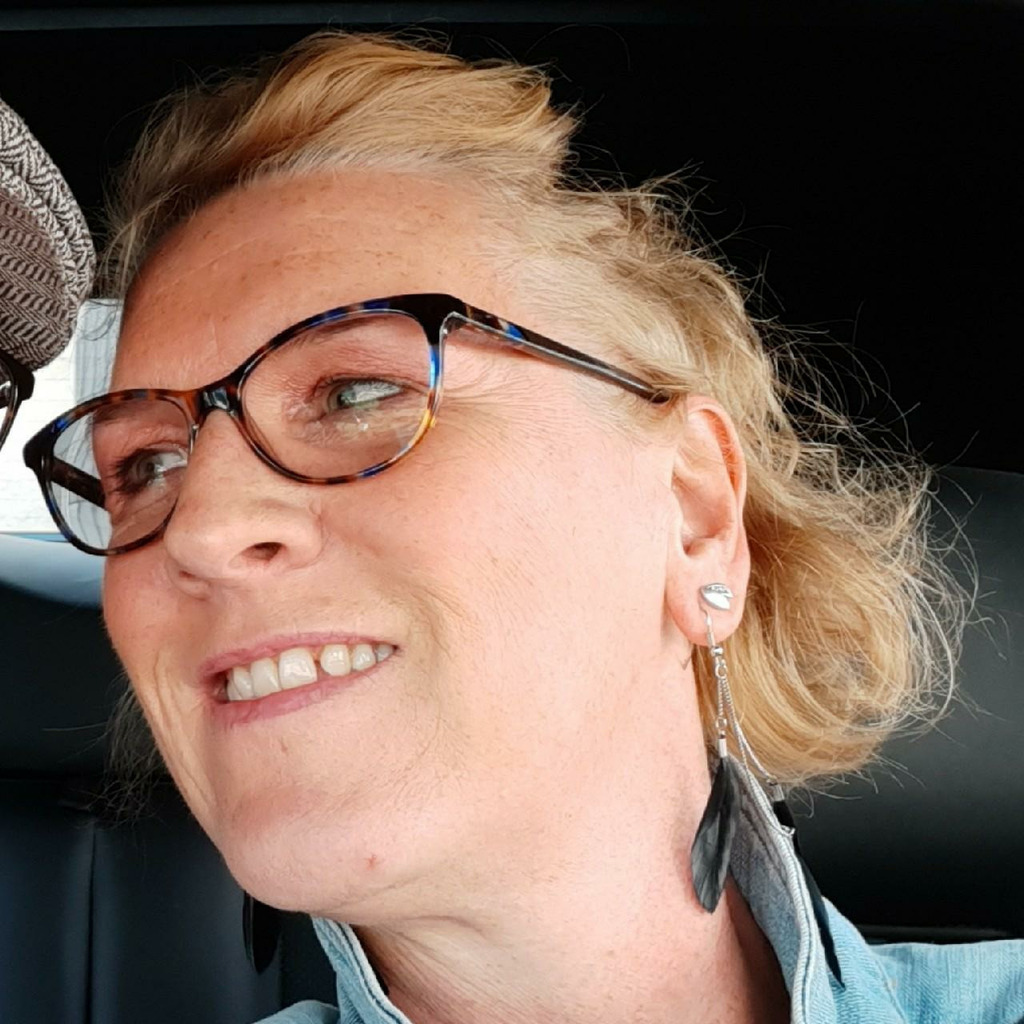 Iris Roth's Instagram, Twitter & Facebook on IDCrawl