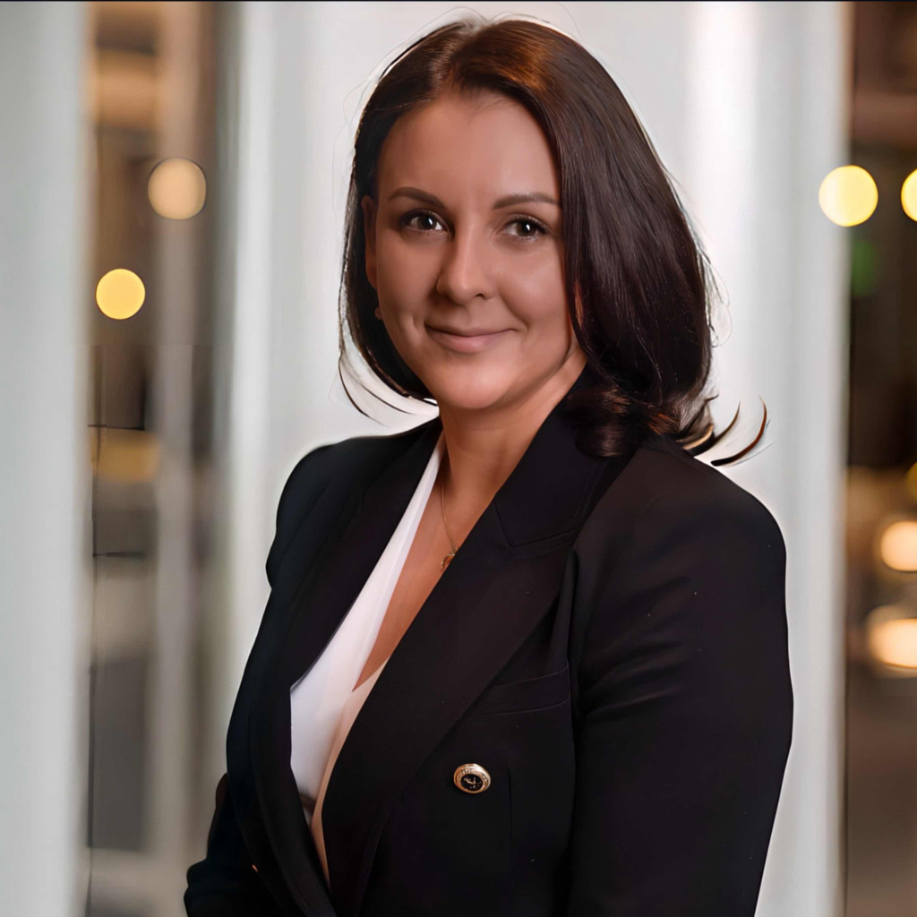 Elena Zhao - Niederlassungsleiterin / Teamleiterin Eng & IT - Hays | XING