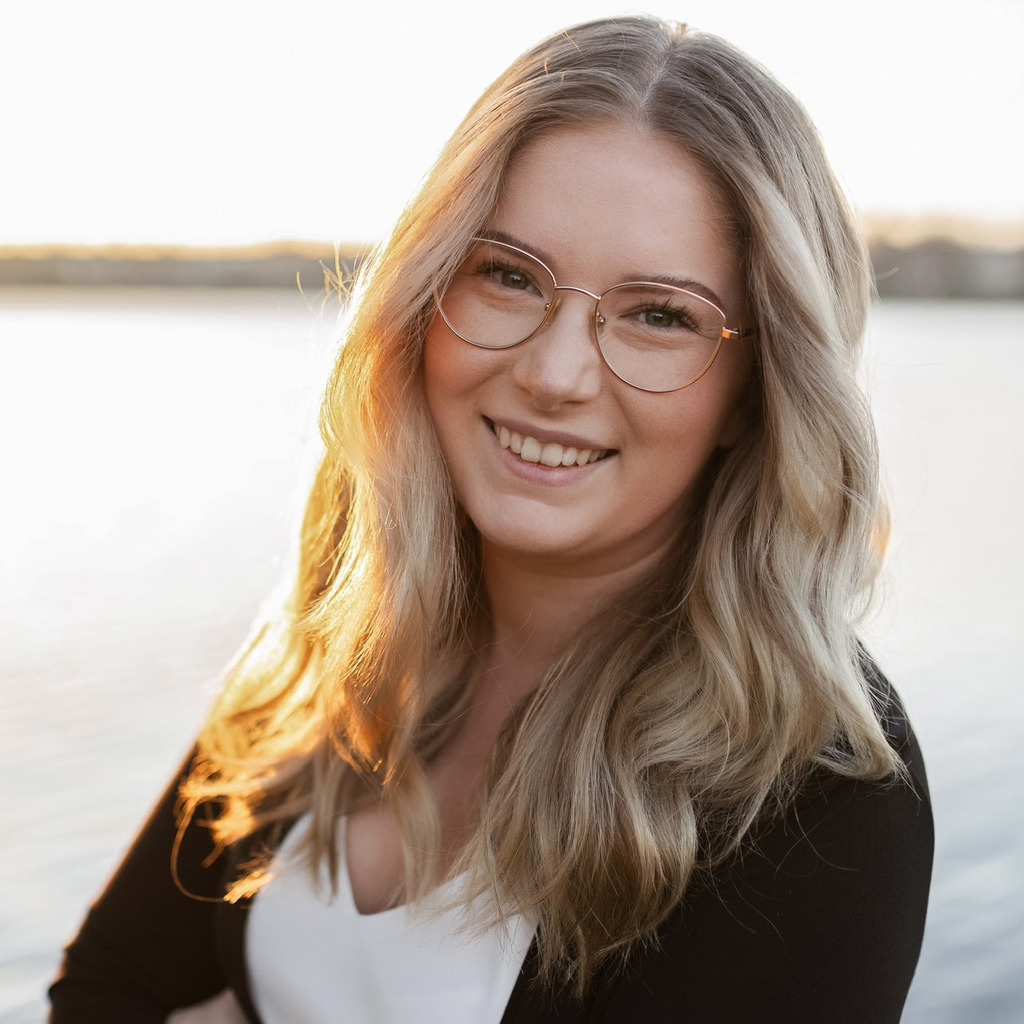 Johanna Becke - Sachbearbeiter - DEVK-Versicherung | XING