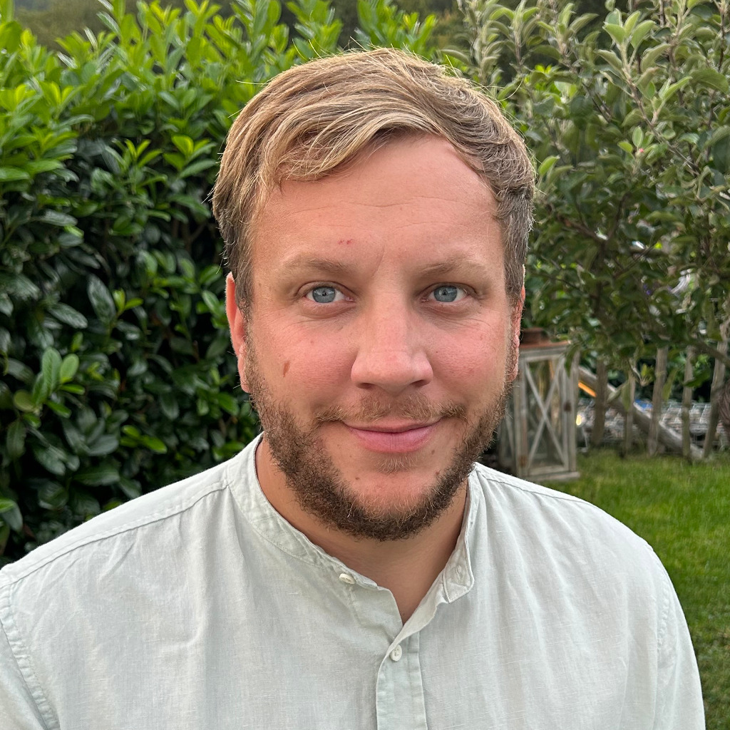 Simon Land - Jr. Product Manager - Adam Hall Group | XING