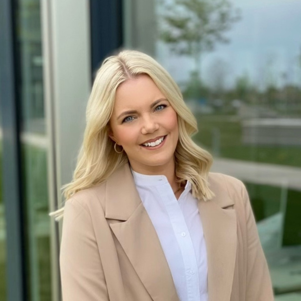 Nina Breder - Business Administration - FOM Hochschule für Oekonomie ...